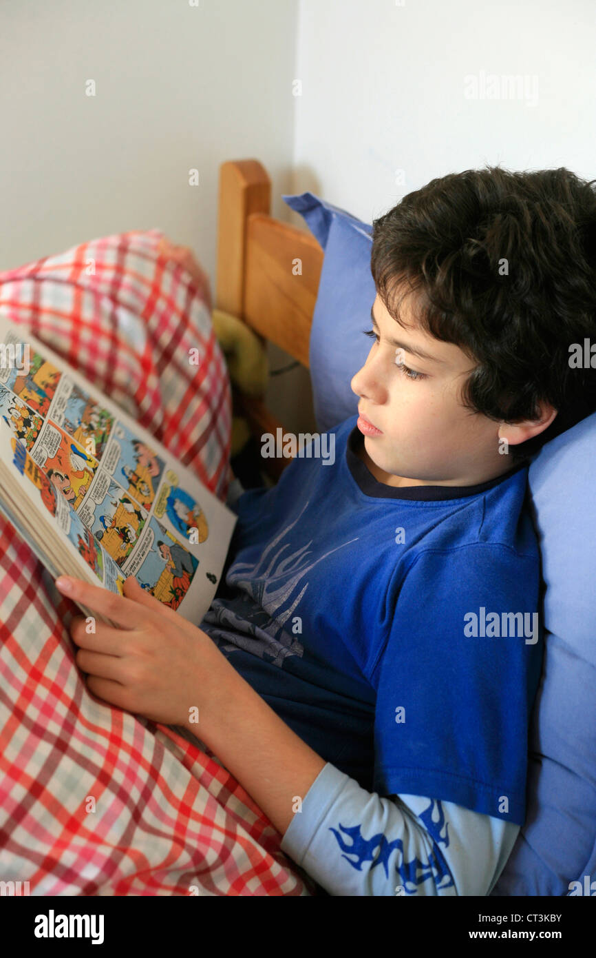 Cartoon child child reading hi-res stock photography and images - Alamy
