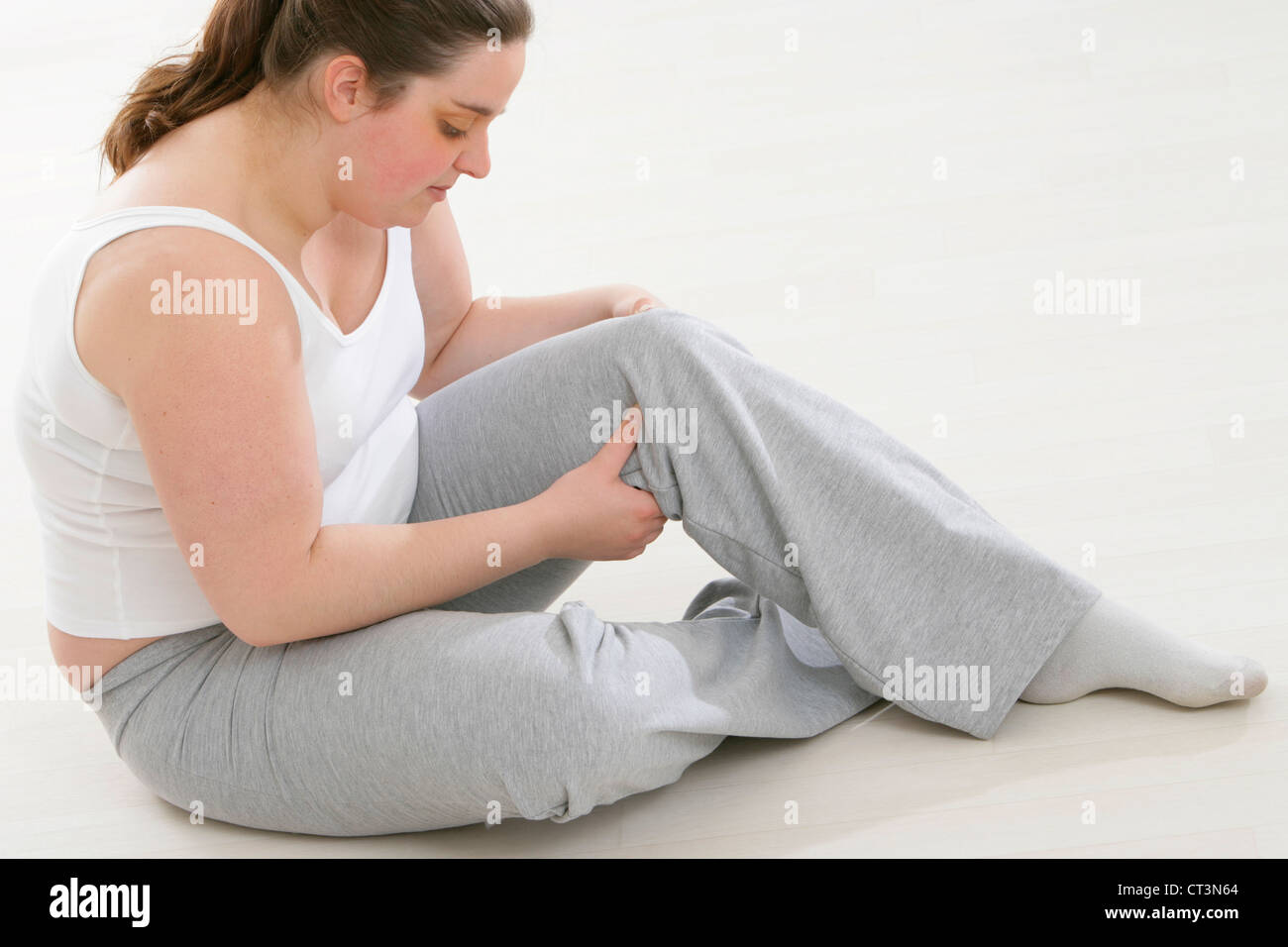 KNEE PAIN IN A WOMAN Stock Photo - Alamy