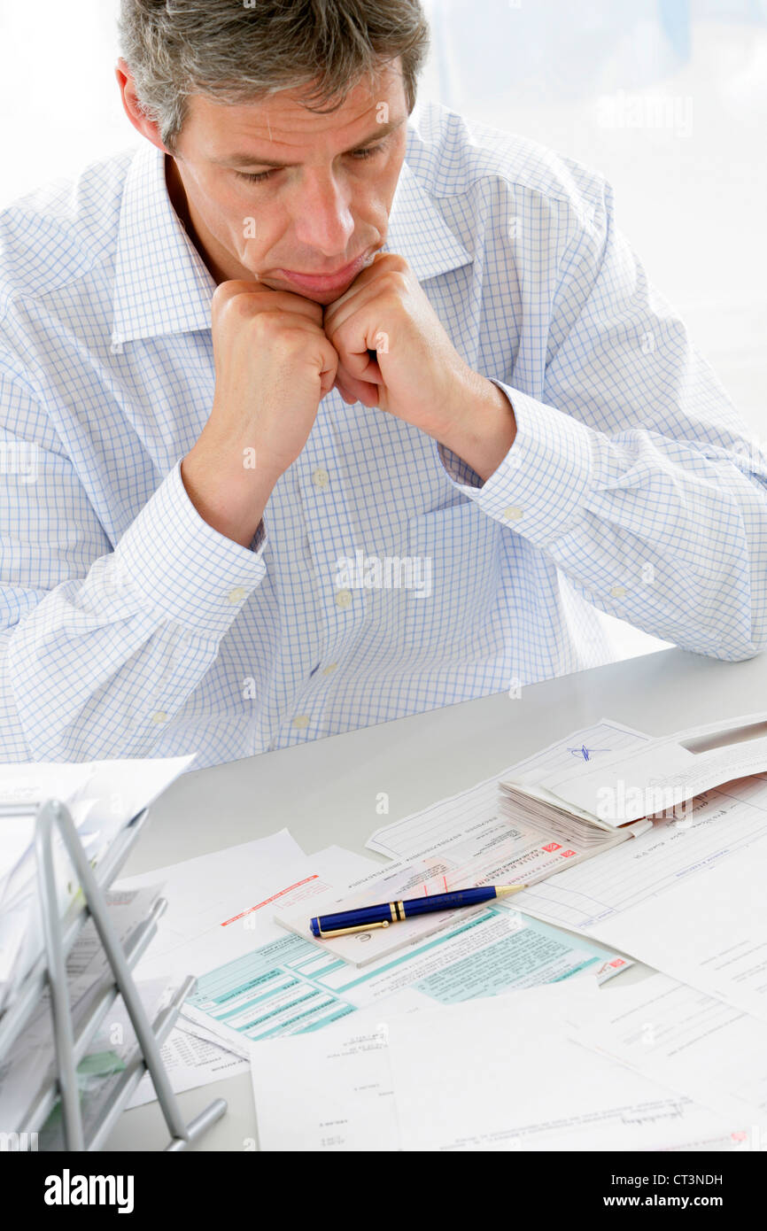 MAN FILLING OUT FORMS Stock Photo - Alamy