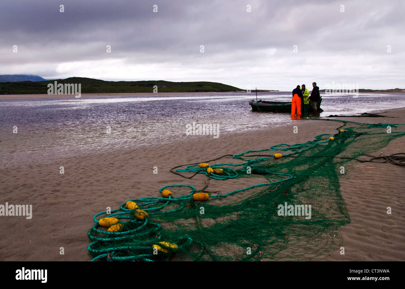 Draft net salmon fishermen Stock Photo - Alamy