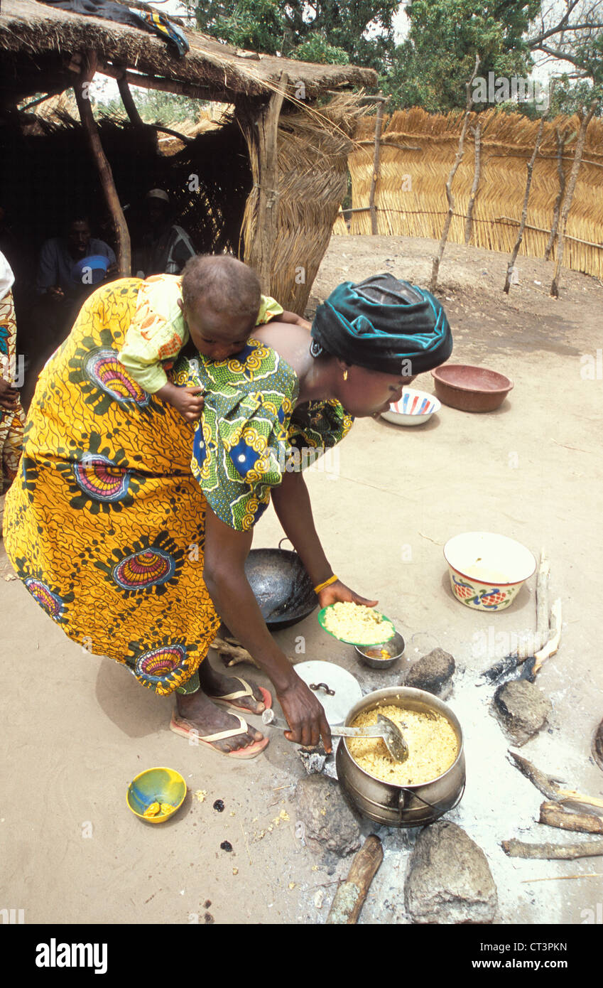 Mother cooking kitchen africa hi-res stock photography and images - Alamy
