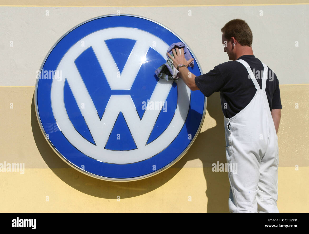 Vw volkswagen logo icon hi-res stock photography and images - Alamy