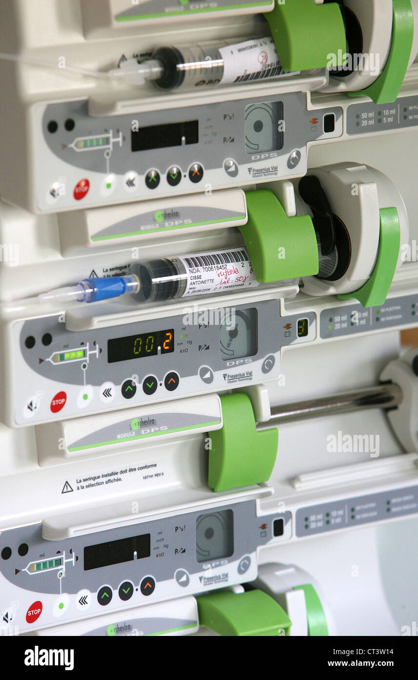 Push syringes hi-res stock photography and images - Alamy