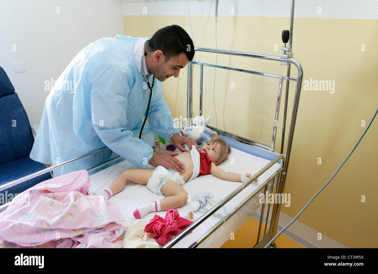CHILD HOSPITAL PATIENT W. DOCTOR Stock Photo - Alamy