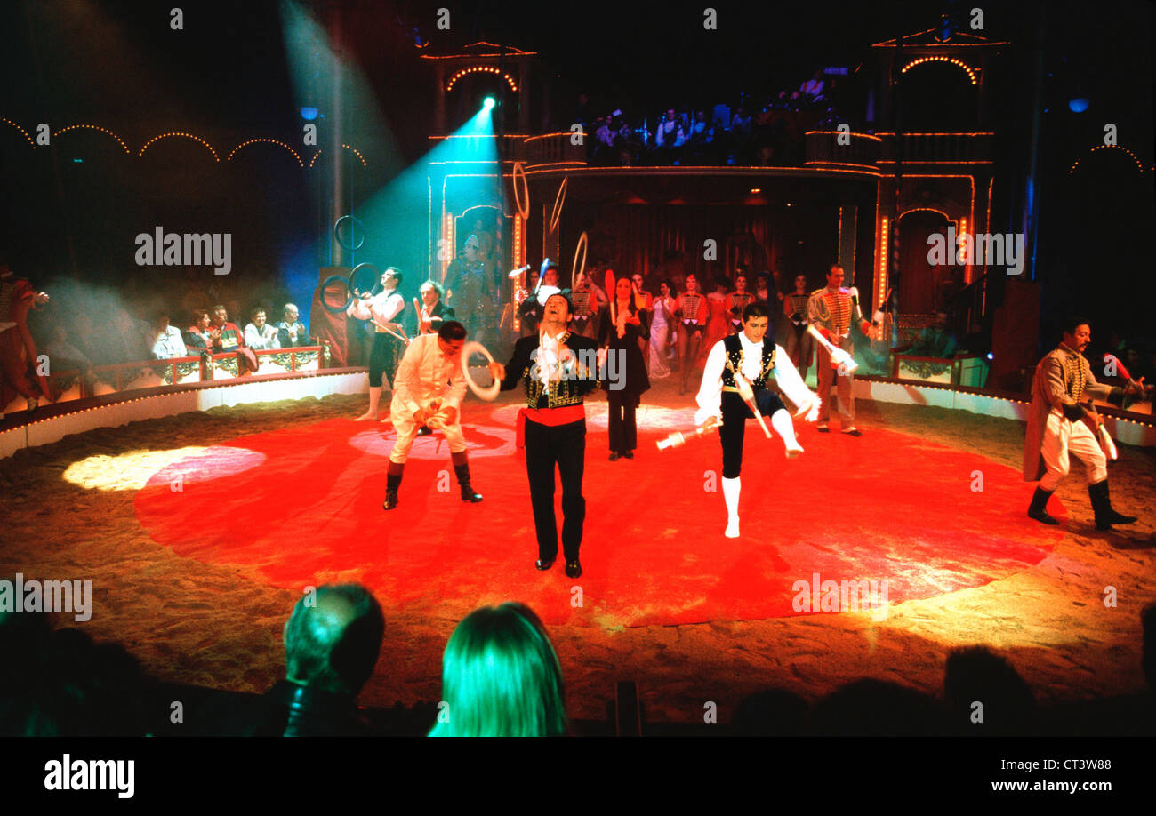 Circus Roncalli, jugglers finale Stock Photo - Alamy