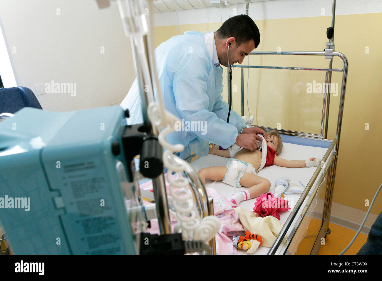CHILD HOSPITAL PATIENT W. DOCTOR Stock Photo - Alamy
