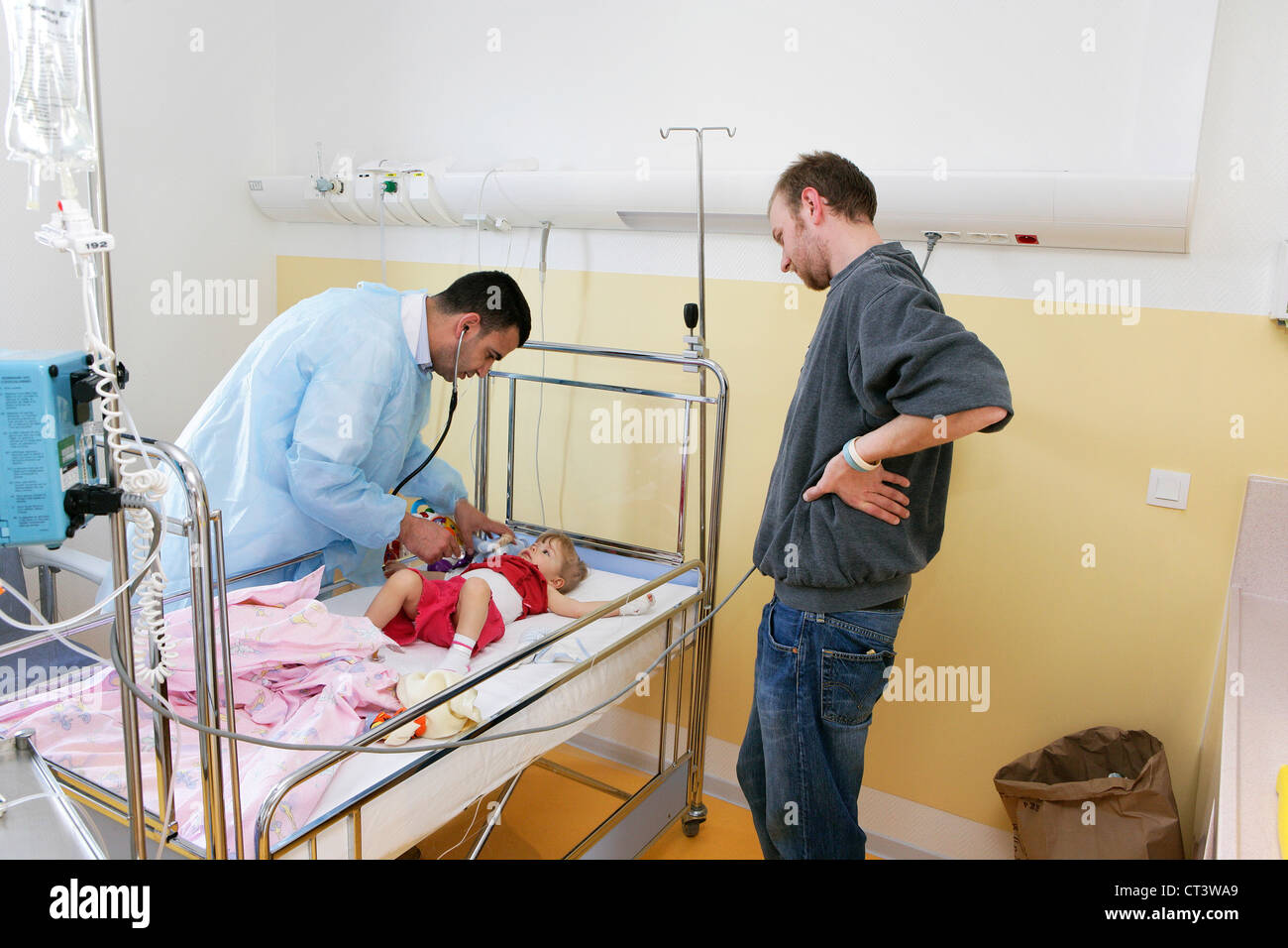 CHILD HOSPITAL PATIENT W. DOCTOR Stock Photo - Alamy