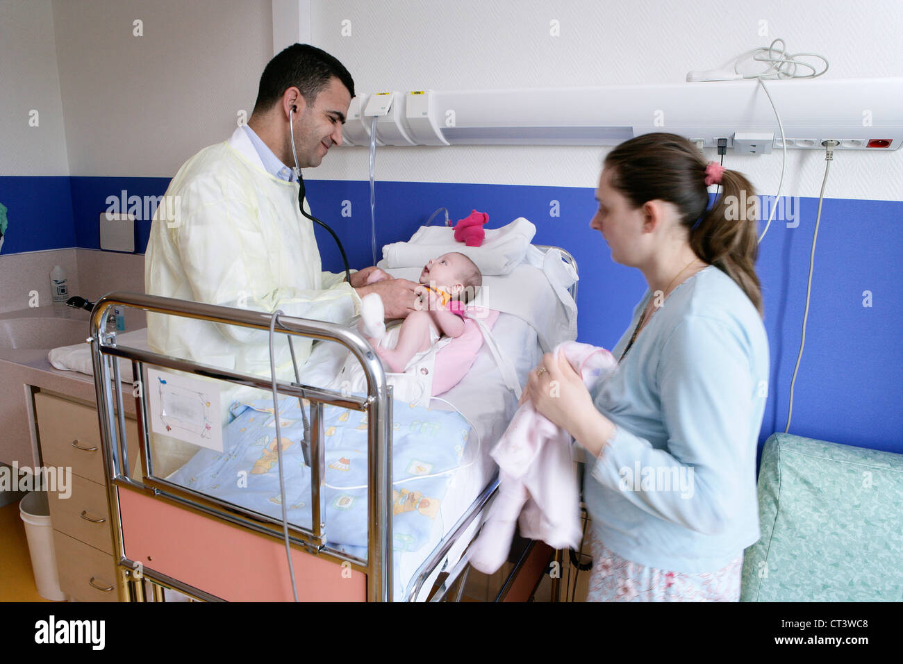 INFANT HOSPITAL PATIENT W.DOCTOR Stock Photo - Alamy