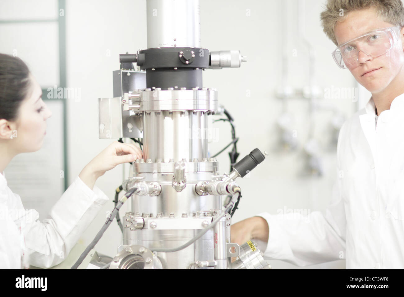 Laboratory worker using equipment hi-res stock photography and images ...