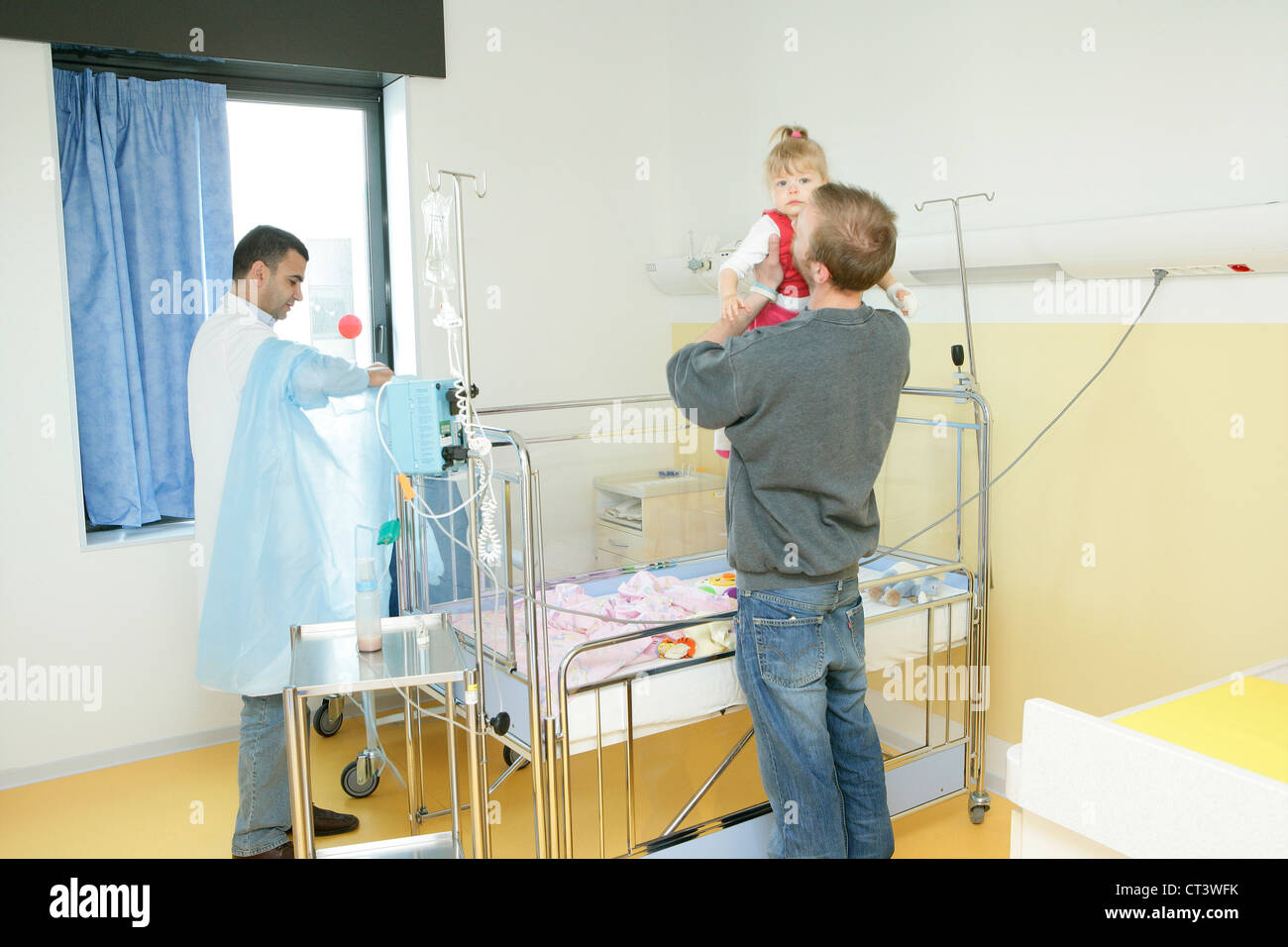 CHILD HOSPITAL PATIENT W. DOCTOR Stock Photo - Alamy