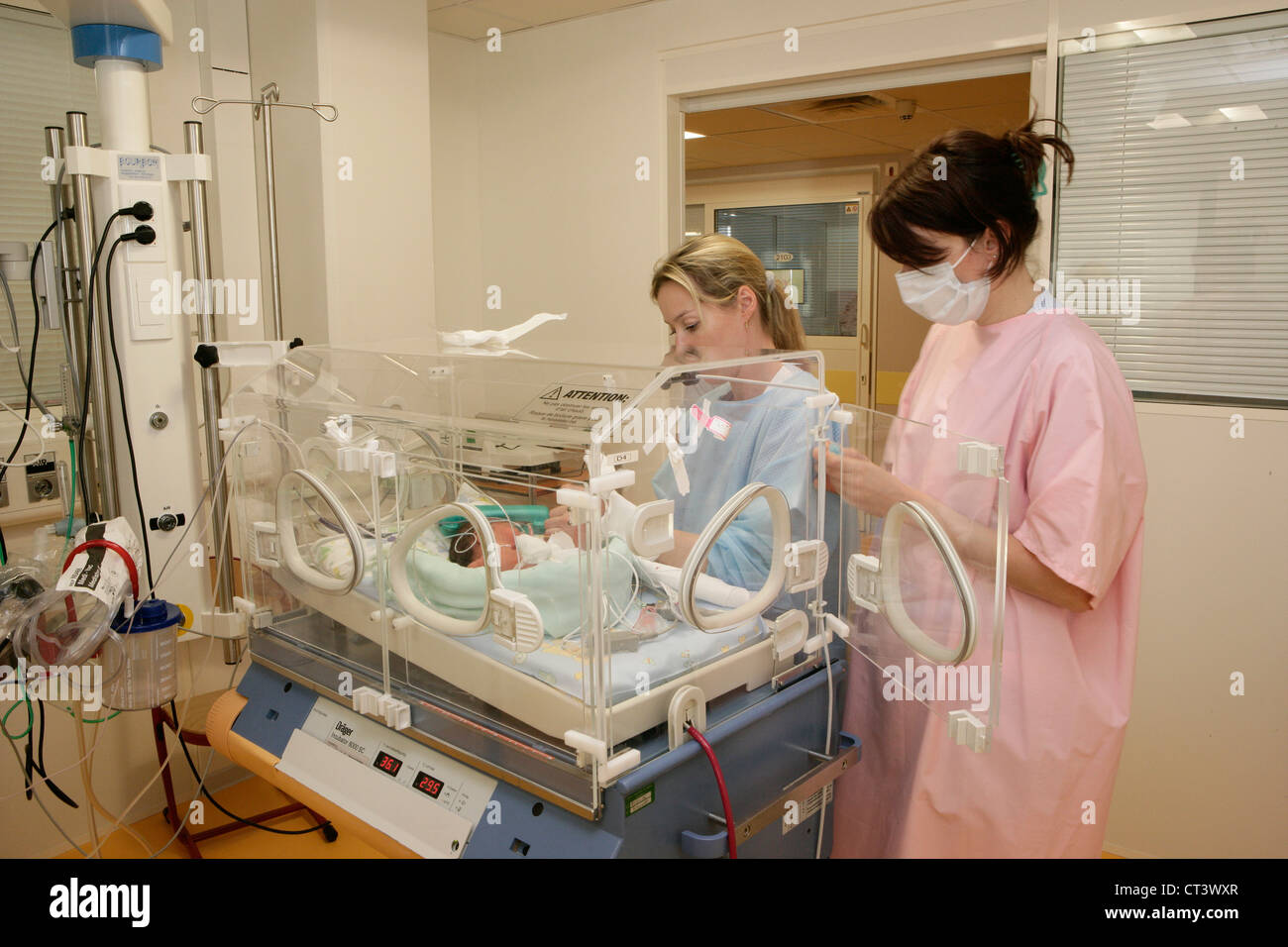 Neonatal Resuscitation Stock Photos & Neonatal Resuscitation Stock ...