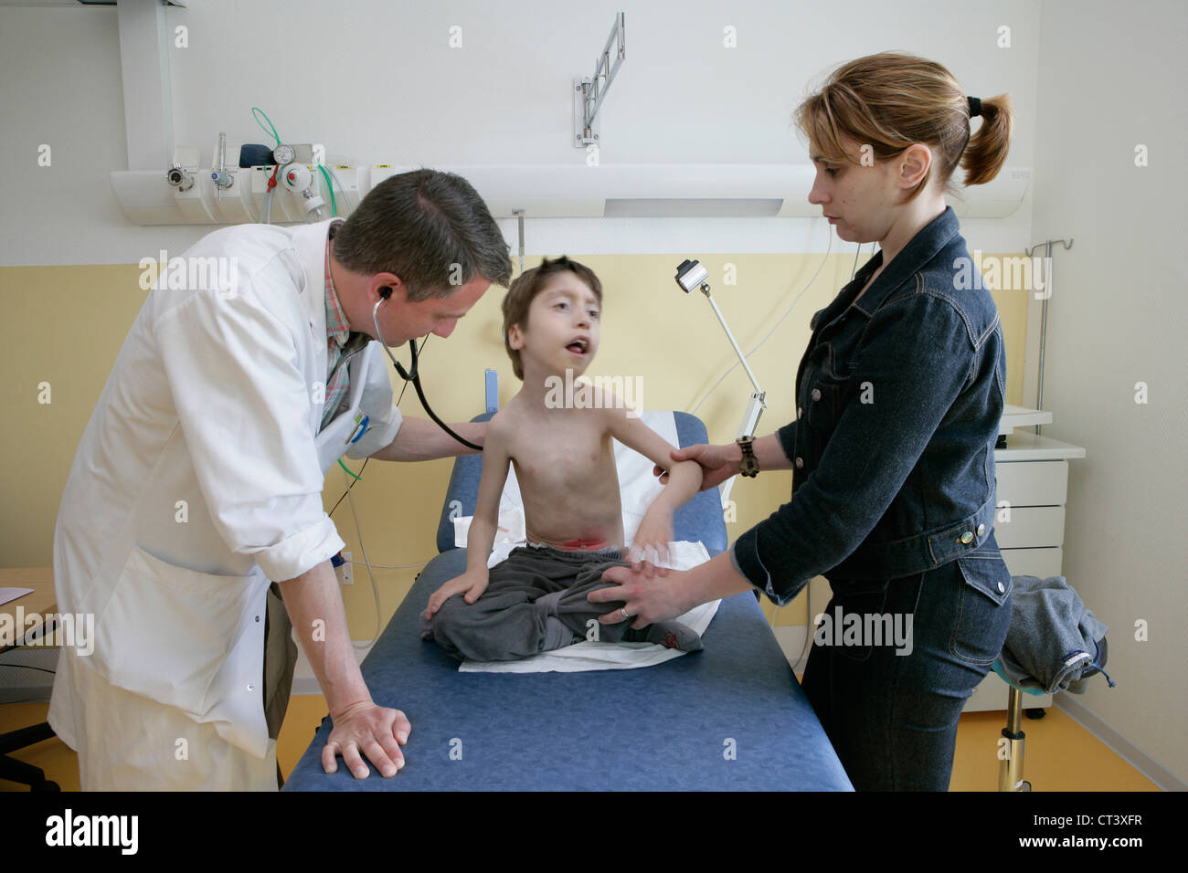 CHILD HOSPITAL PATIENT W. DOCTOR Stock Photo - Alamy