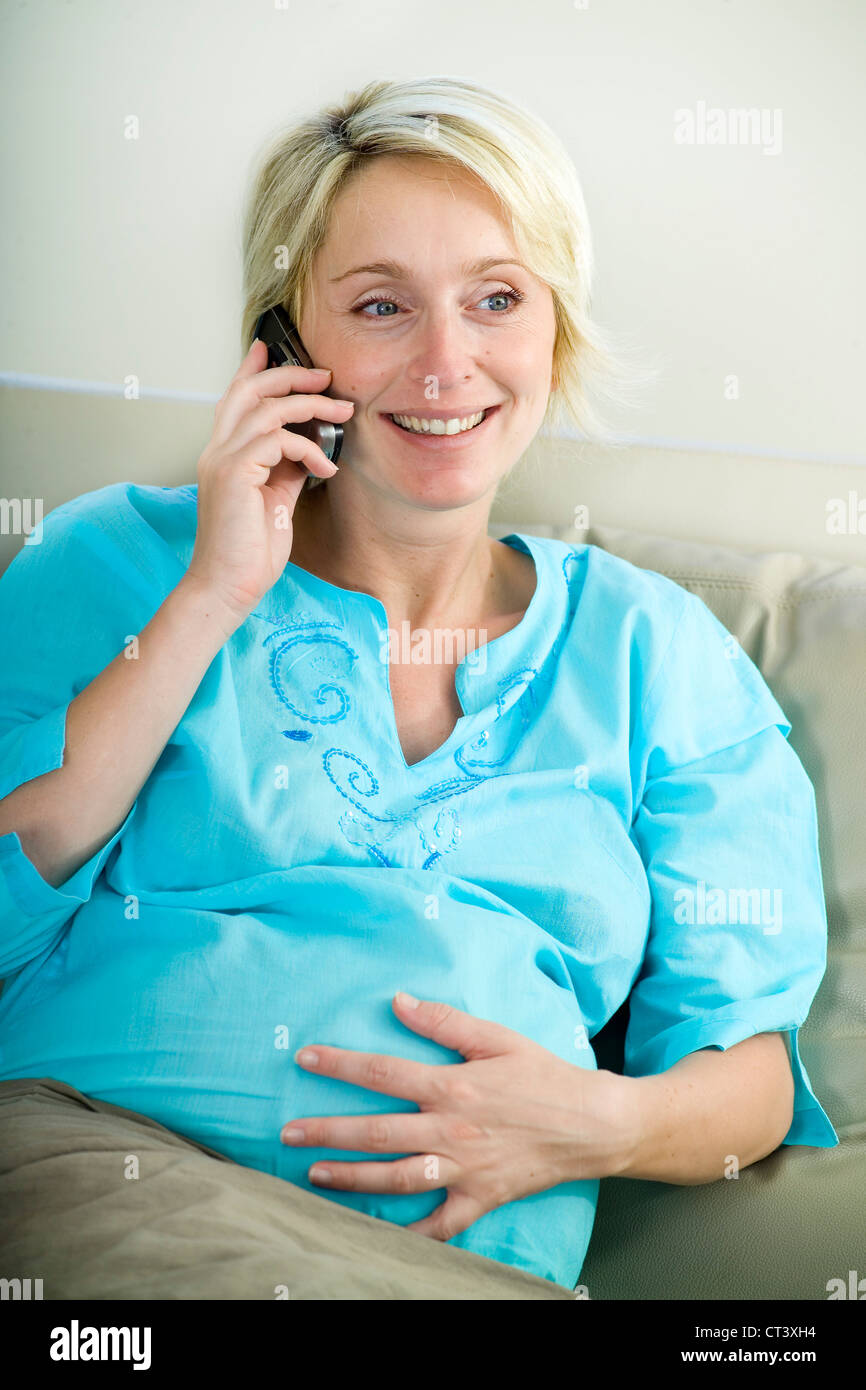 PREGNANT WOMAN WITH PHONE Stock Photo - Alamy