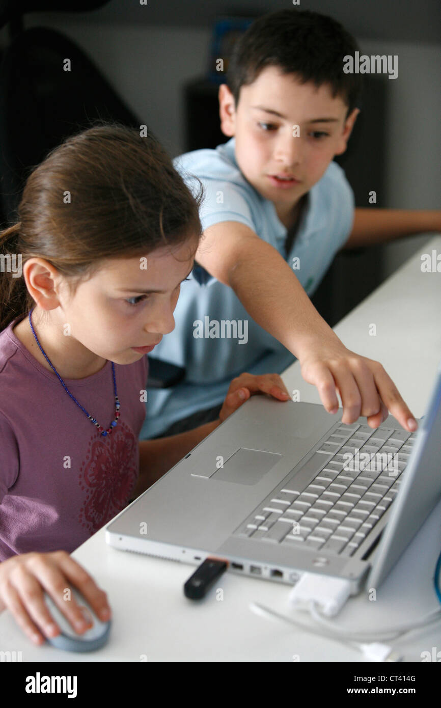 10 year old girls laptop hi-res stock photography and images - Alamy