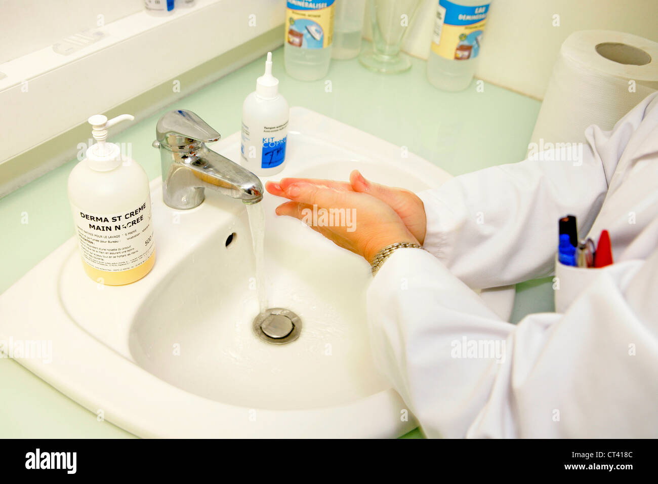 HAND WASHING IN HOSPITAL Stock Photo - Alamy