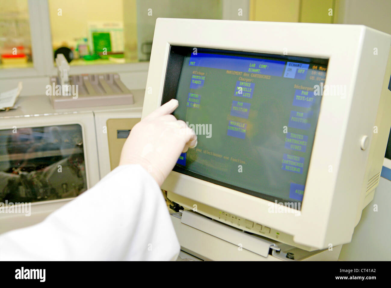 Chemical analyzer hi-res stock photography and images - Alamy