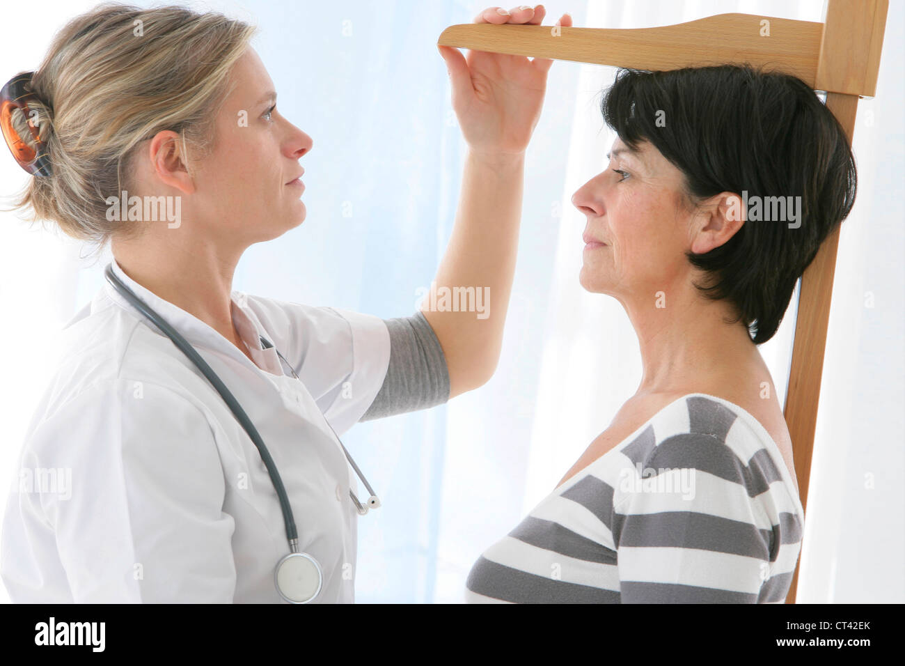 MEASURING HEIGHT, ELDERLY PERSON Stock Photo - Alamy