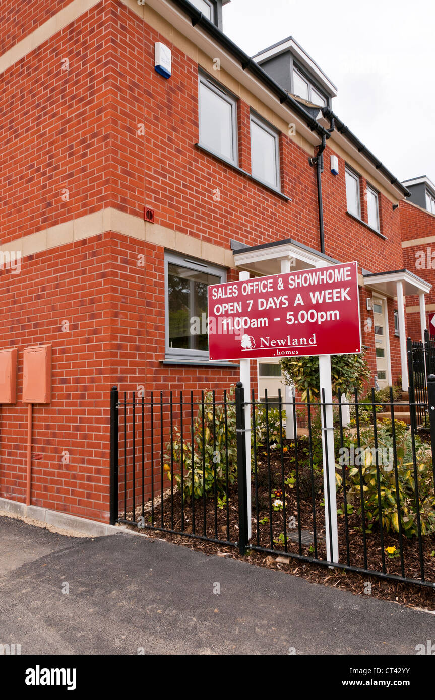 Selling homes sign hi-res stock photography and images - Alamy