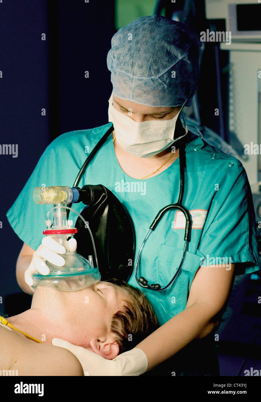 Anaesthetists with anaesthetic mask hi-res stock photography and images ...