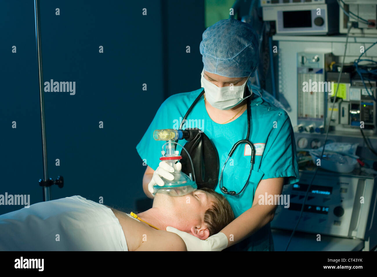 Anaesthetists with anaesthetic mask hi-res stock photography and images ...