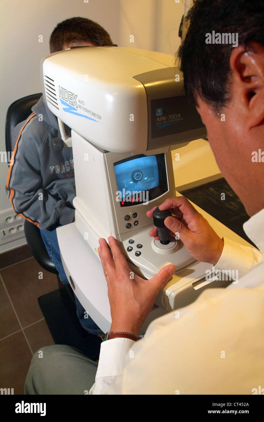 Child having eye test hi-res stock photography and images - Alamy