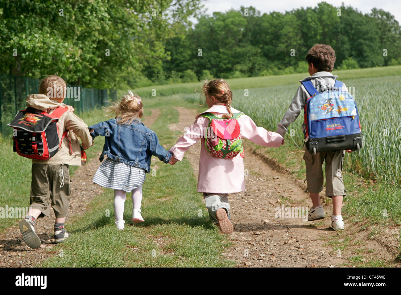 Group school children backs hi-res stock photography and images - Alamy