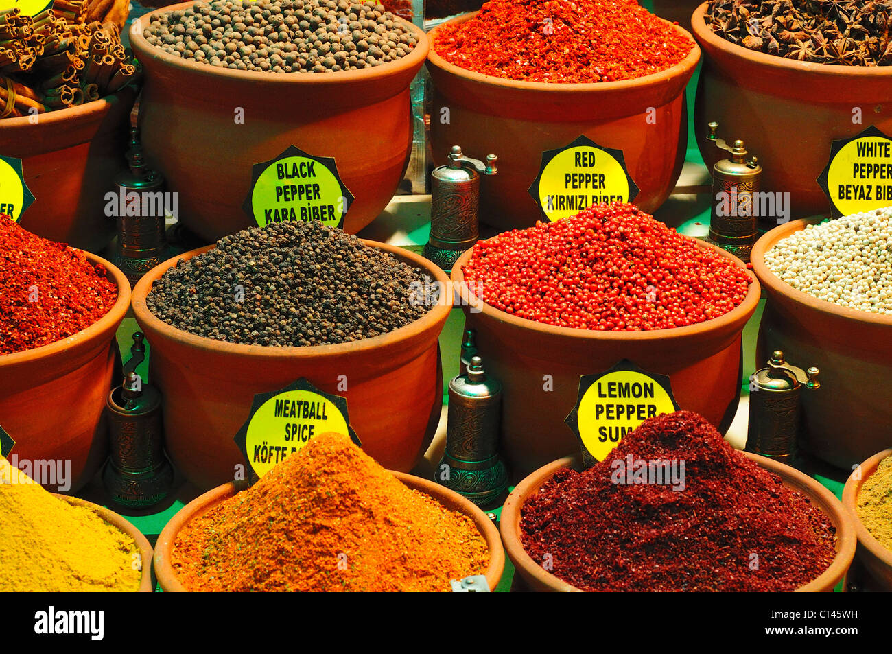 Turkey, Istanbul, Eminoenue, Spice Bazaar, Egyptian Bazaar, Display of Spices Stock Photo - Alamy