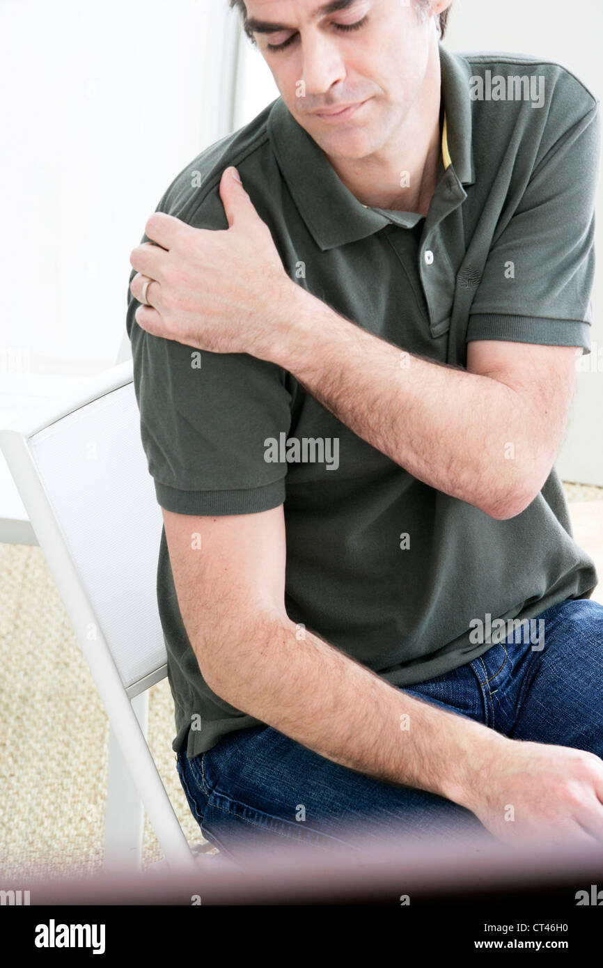 SHOULDER PAIN IN A MAN Stock Photo - Alamy