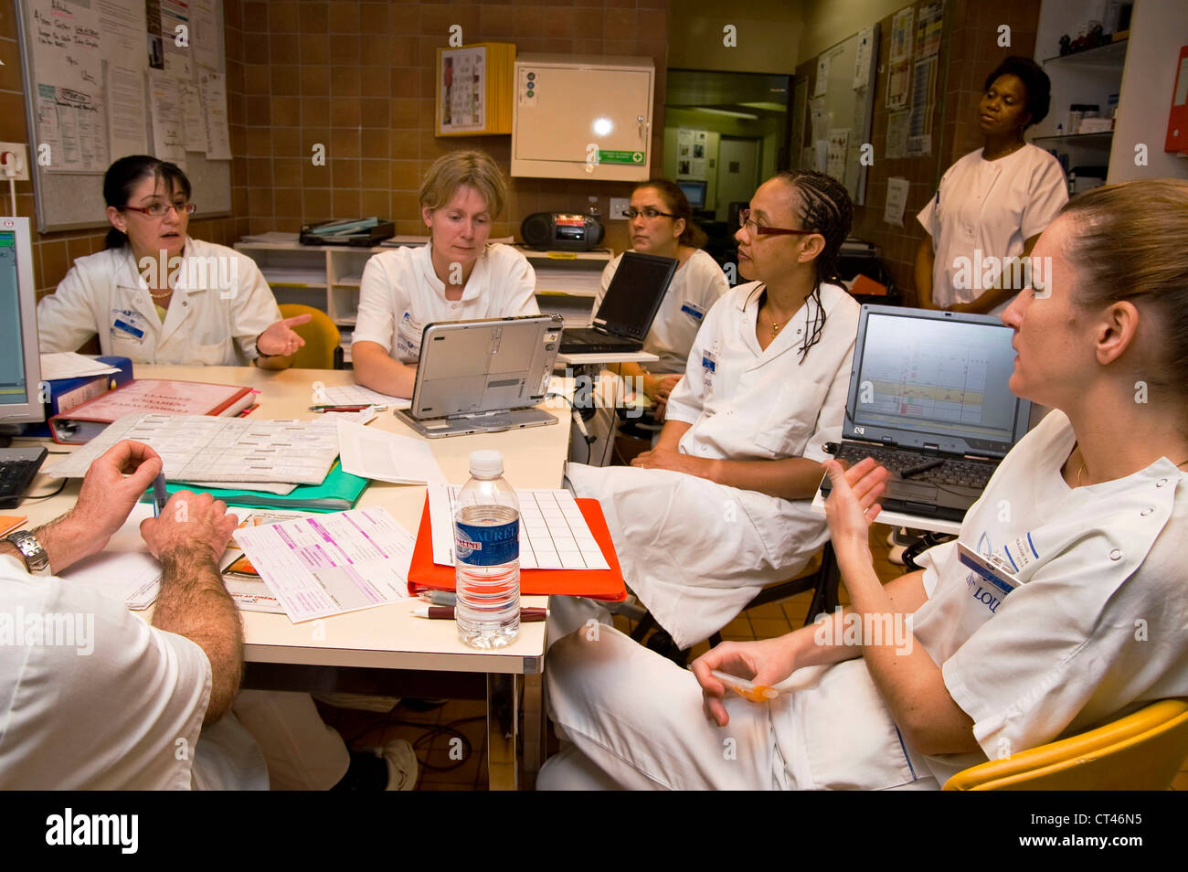 Hospital group talking seated hi-res stock photography and images - Alamy