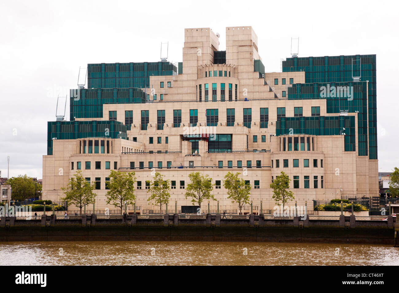 SIS/MI6 Building, 85 Albert Embankment, Vauxhall, London Stock Photo ...