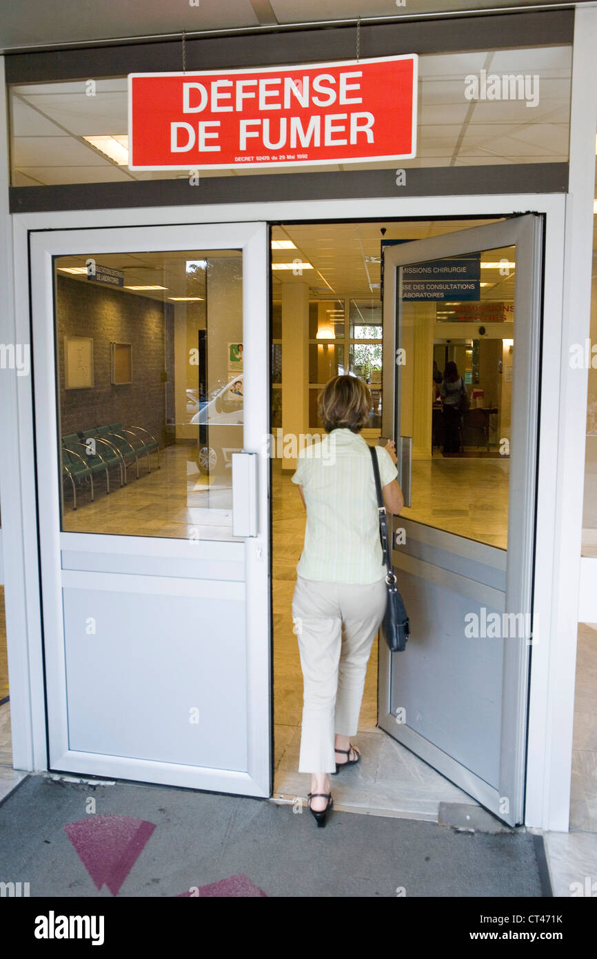 Hospital smoking area hi-res stock photography and images - Alamy