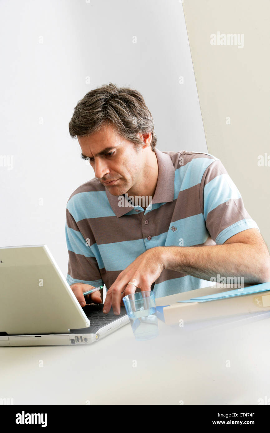 MAN USING A COMPUTER Stock Photo - Alamy