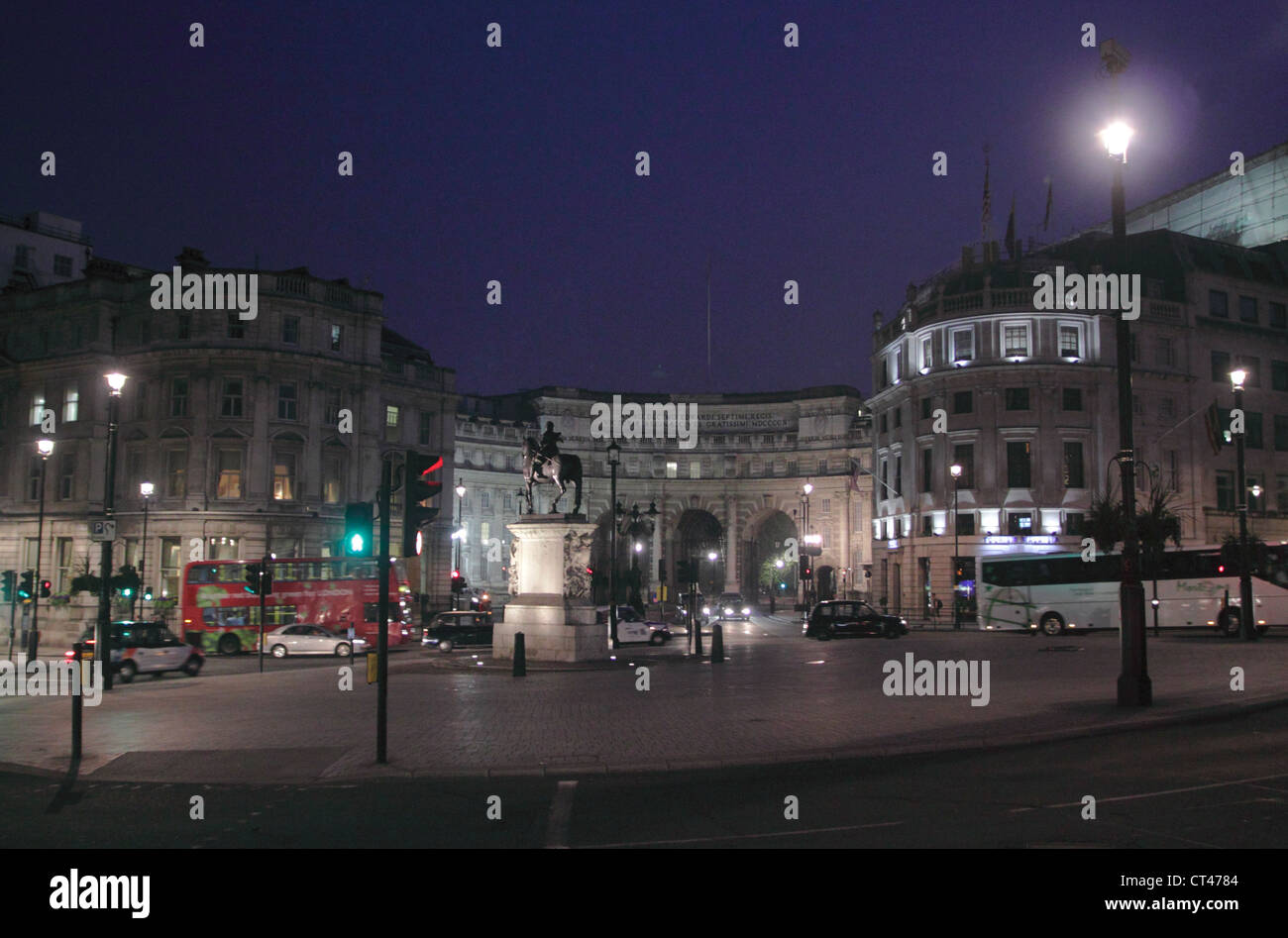 Admiralty Arch off Trafalgar Square London at night Stock Photo - Alamy