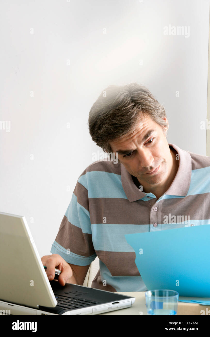 MAN USING A COMPUTER Stock Photo - Alamy