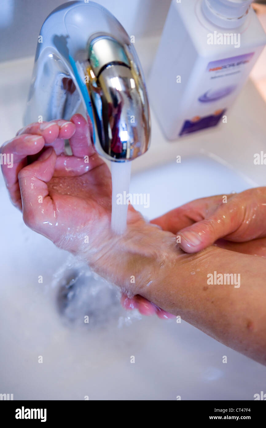 HAND WASHING IN HOSPITAL Stock Photo - Alamy