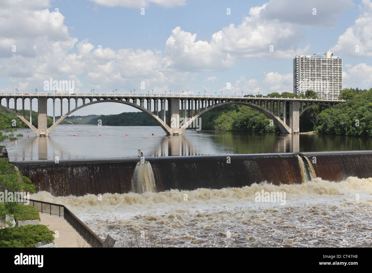 The Ford Parkway bridge that connects Minneapolis and St. Paul in ...