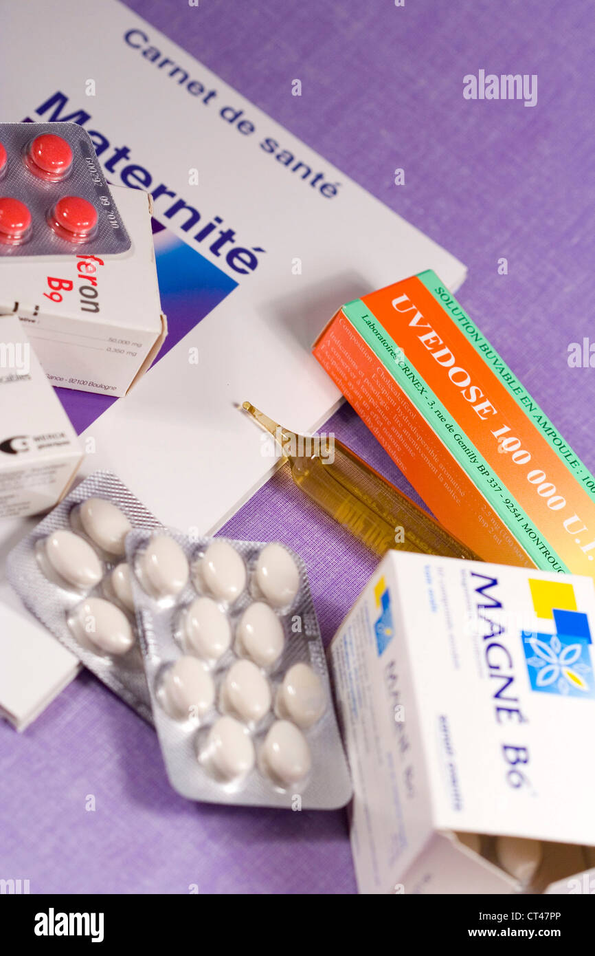 PREGNANT WOMAN TAKING MEDICATION Stock Photo - Alamy