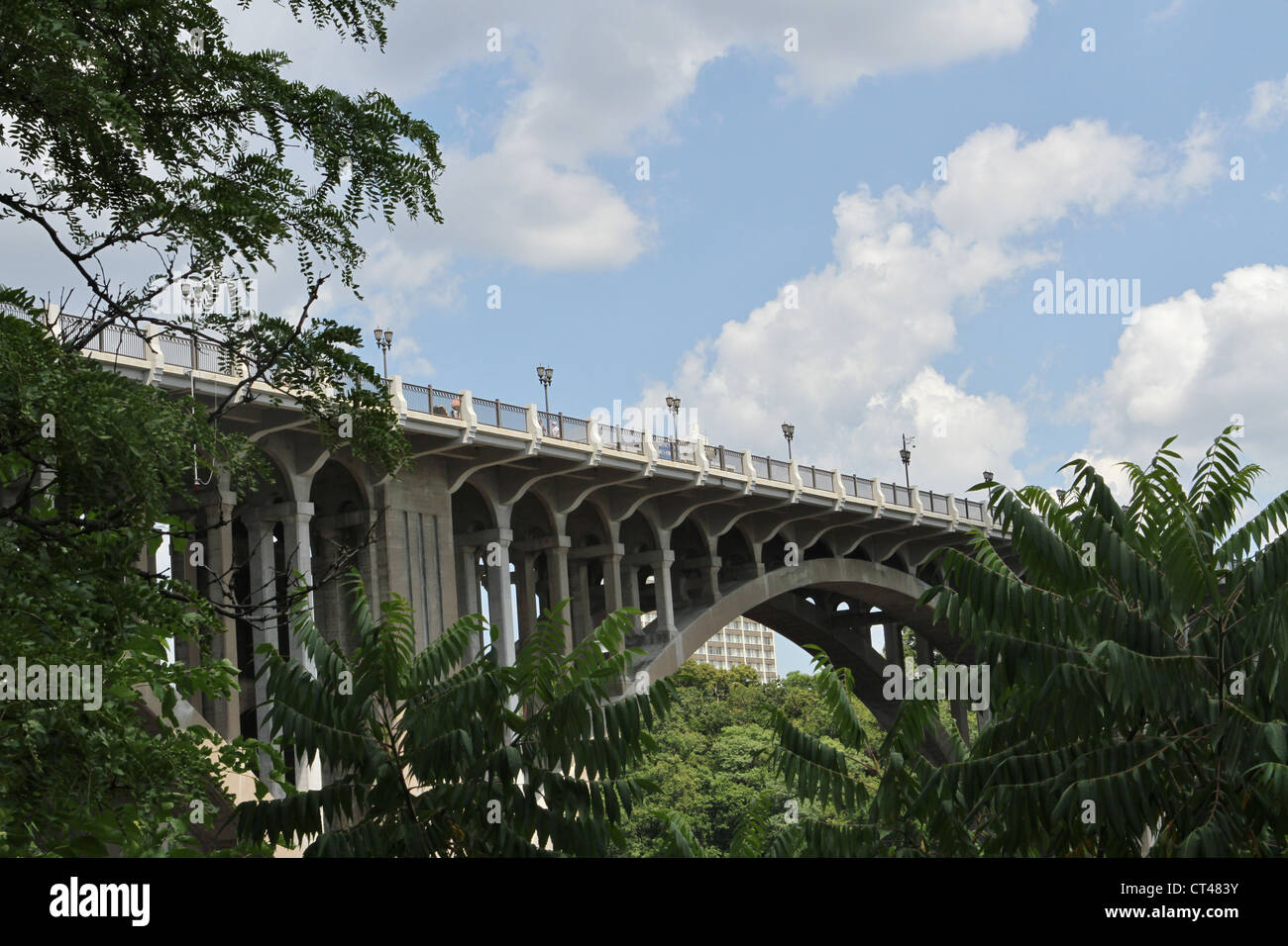 The Ford Parkway bridge that connects Minneapolis and St. Paul in ...