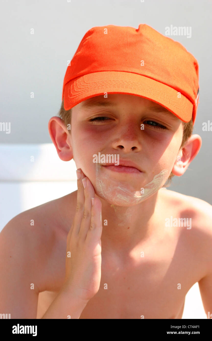 SHIELDING FROM SUNBURN Stock Photo - Alamy