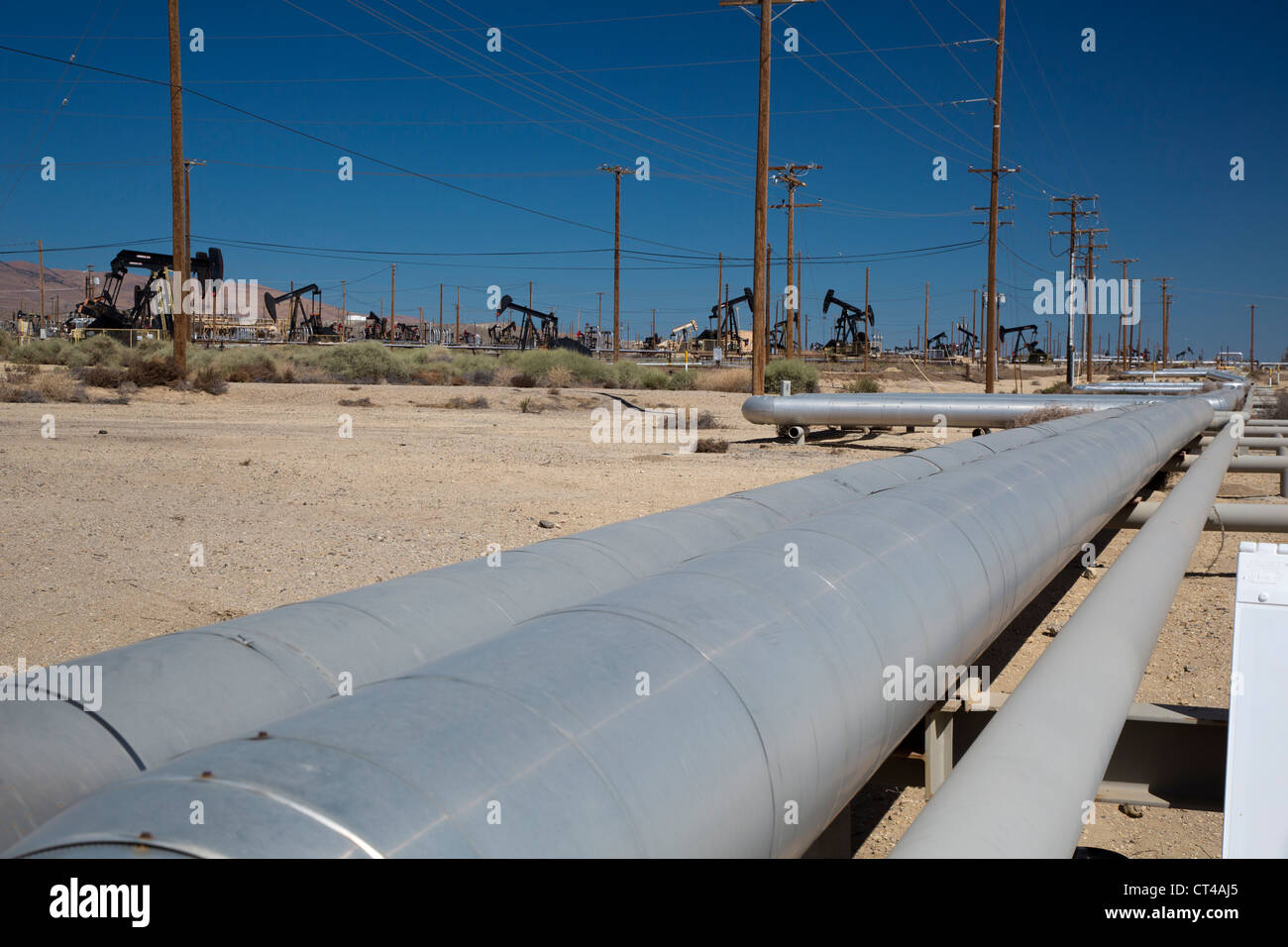 Oil well at taft hi-res stock photography and images - Alamy
