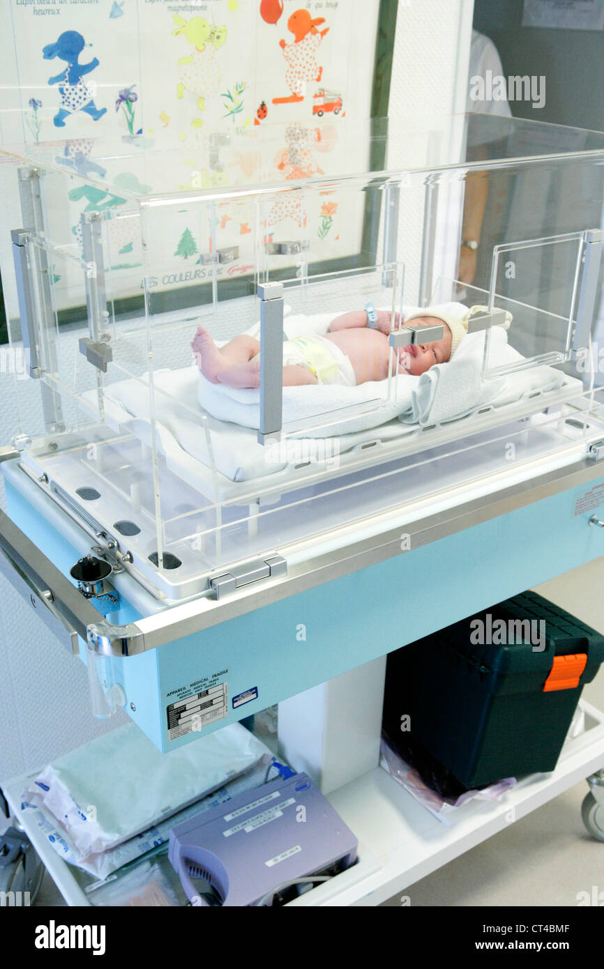 Baby born and hospital incubator hi-res stock photography and images ...