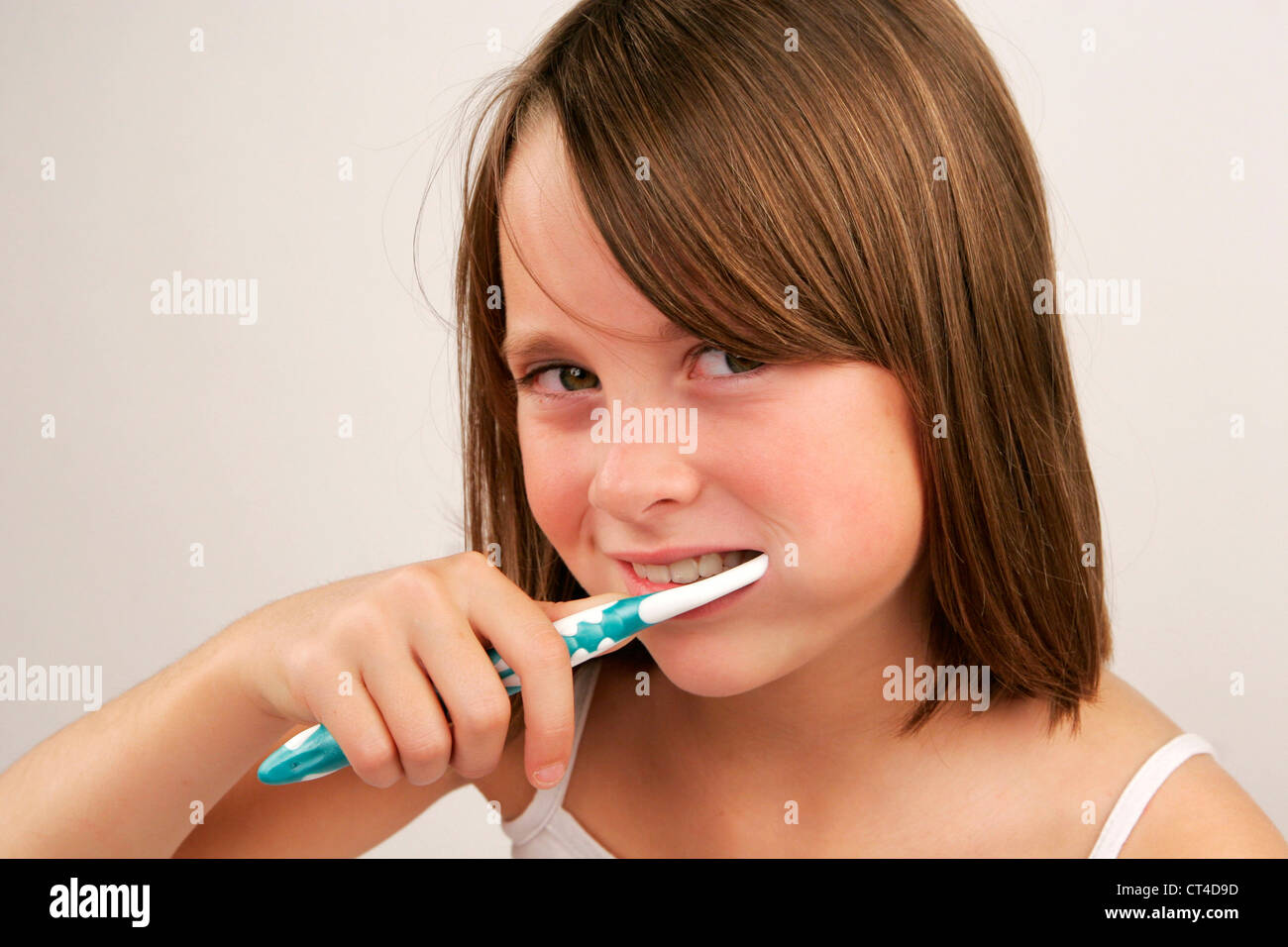 Child brush teeth 6 7 8 hi-res stock photography and images - Alamy