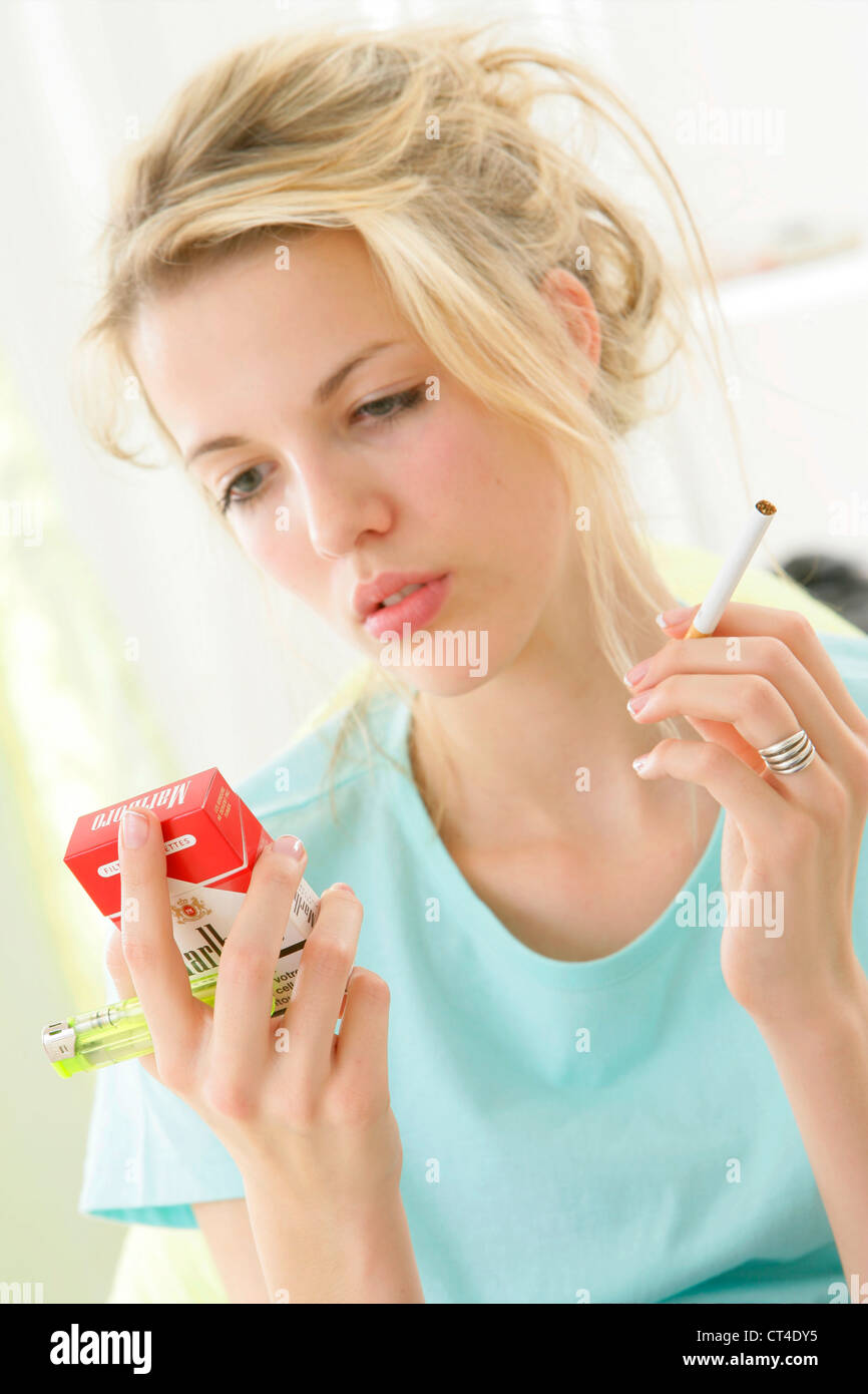 12 year old girl smoking hi-res stock photography and images - Alamy
