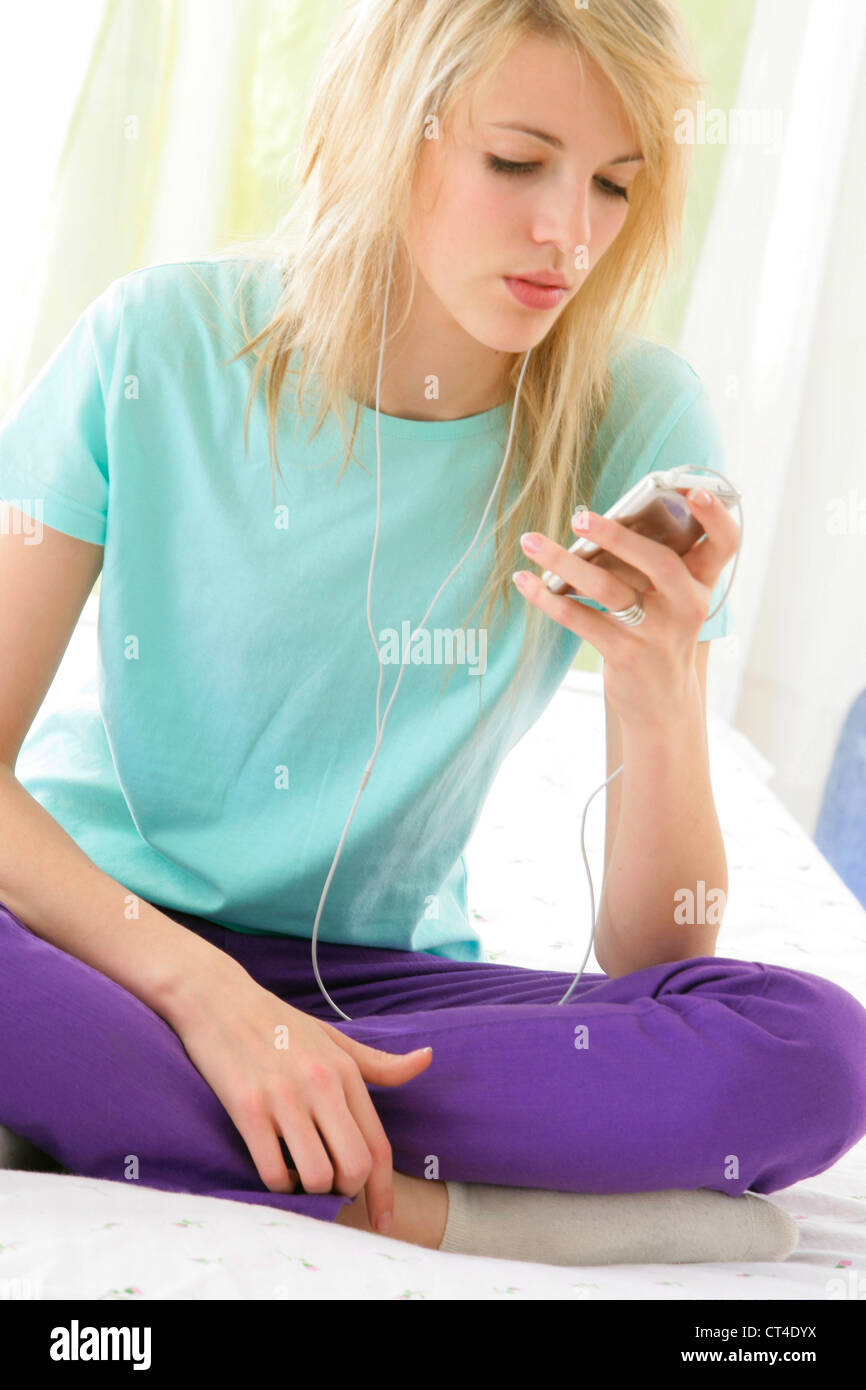 Walkman music teenage girl hi-res stock photography and images - Alamy