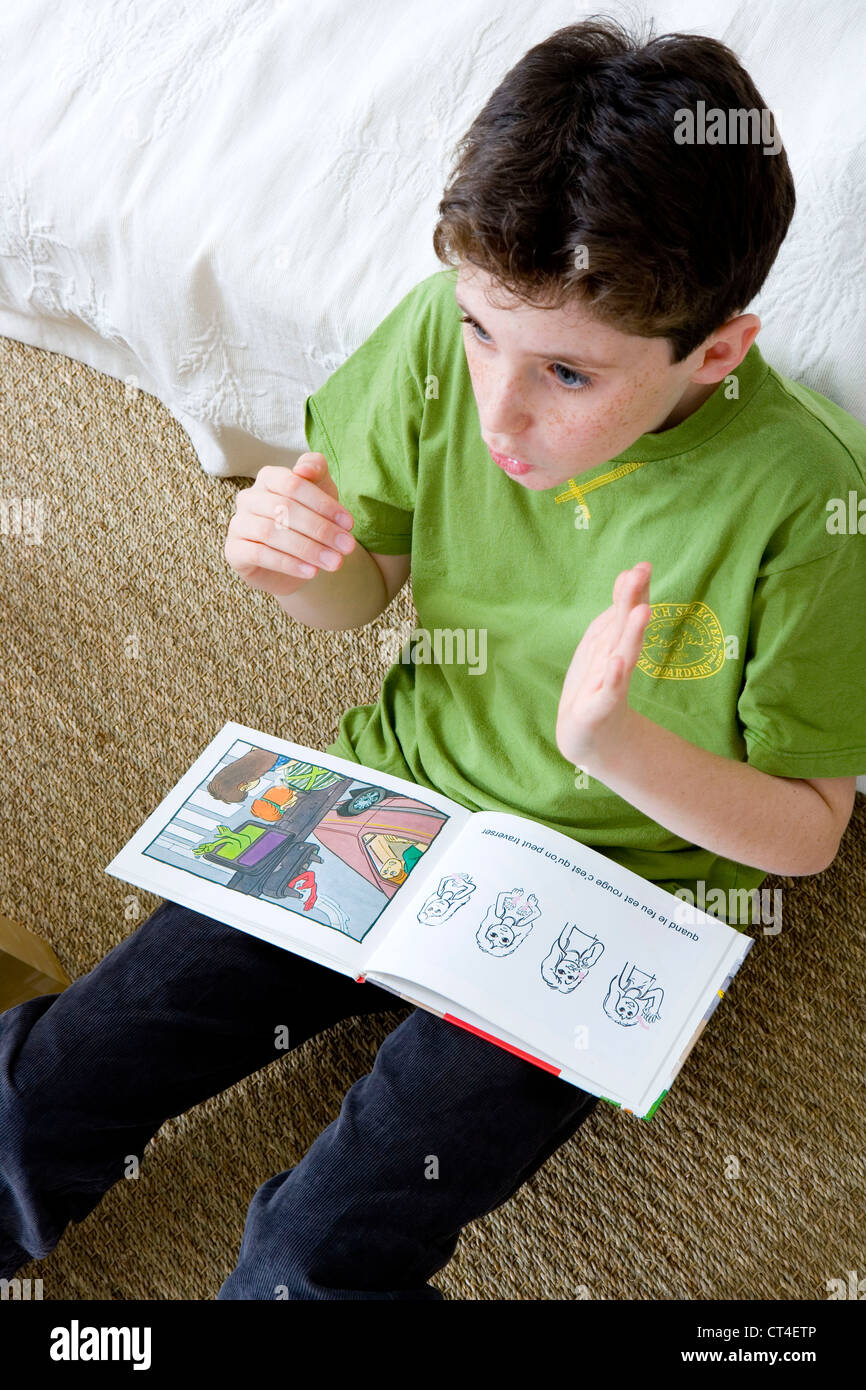 Children learning sign language hi-res stock photography and images - Alamy