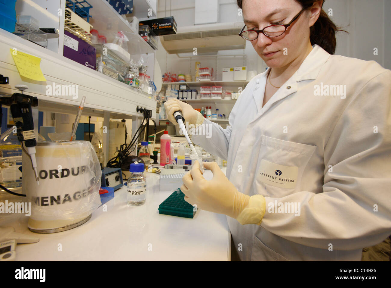 Virology lab hi-res stock photography and images - Alamy