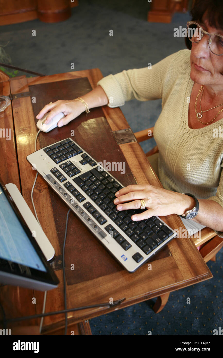 ELDERLY PERSON, COMPUTER Stock Photo - Alamy