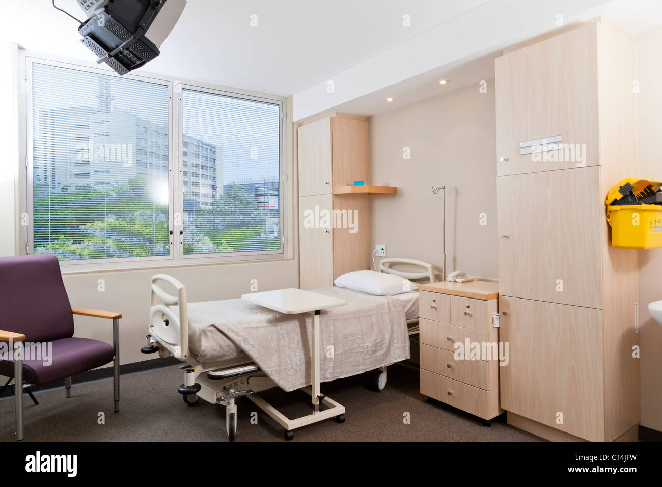 Hospital ward with bed and medical equipment Stock Photo - Alamy