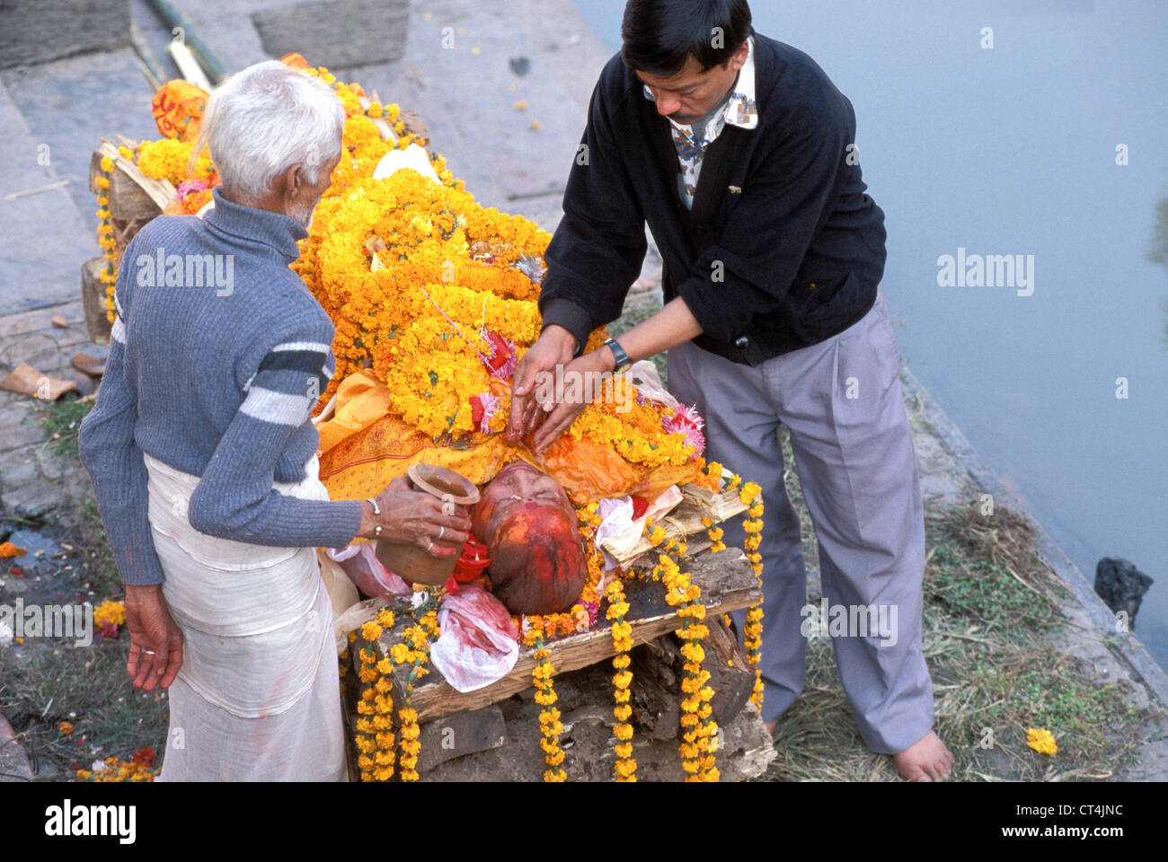 Human cremation ceremony in pashupatinath hi-res stock photography and ...