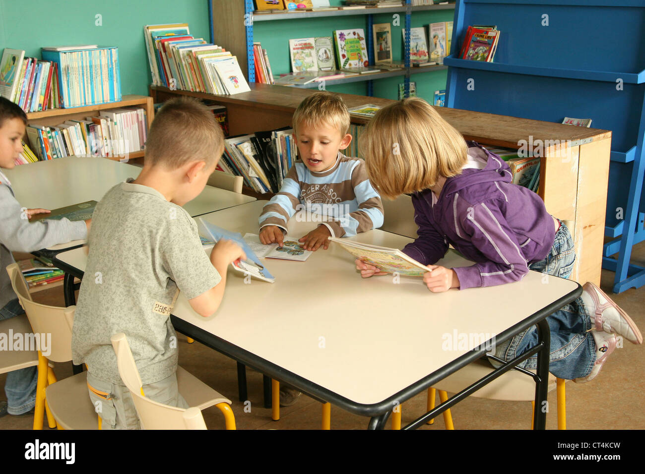 6 year old girl library hi-res stock photography and images - Alamy